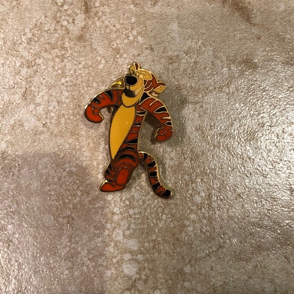 Disney | Accessories | Rare Finddisneys Tigger Pin With Black Nose ...